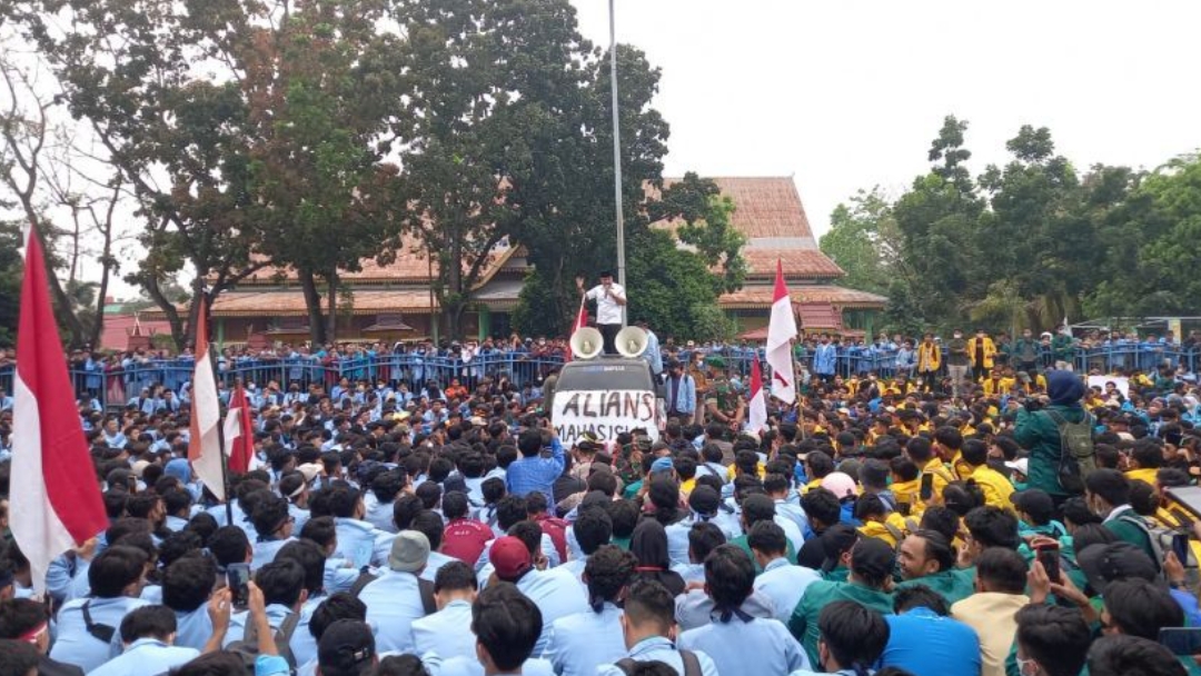 Tolak Revisi UU Pilkada, BEM UNRI Unjuk Rasa Tumpah ke Jalan - JAGARIAU.COM